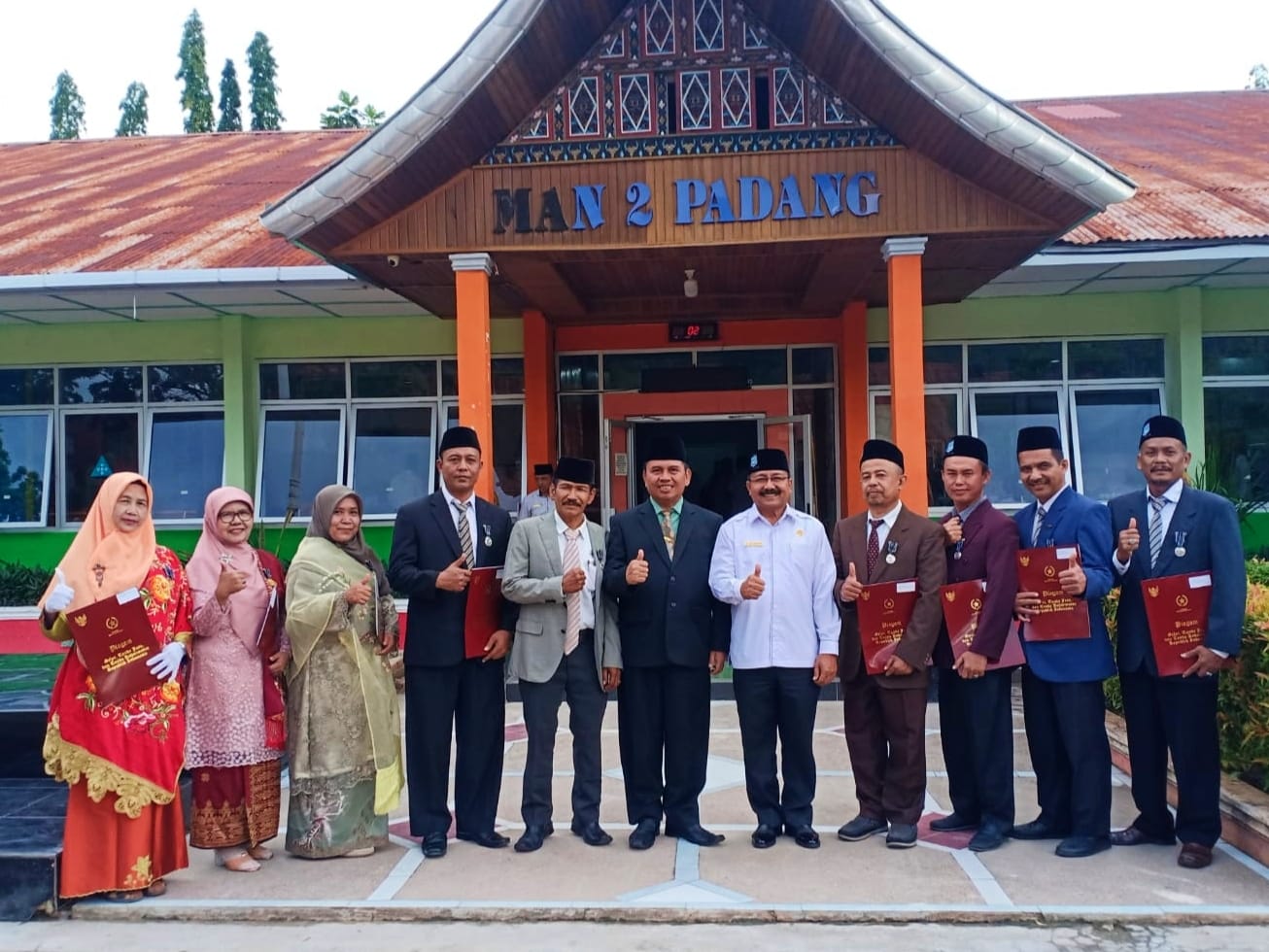 9 Guru MAN 2 Padang Terima Anugerah Satyalancana Karya Satya Presiden RI