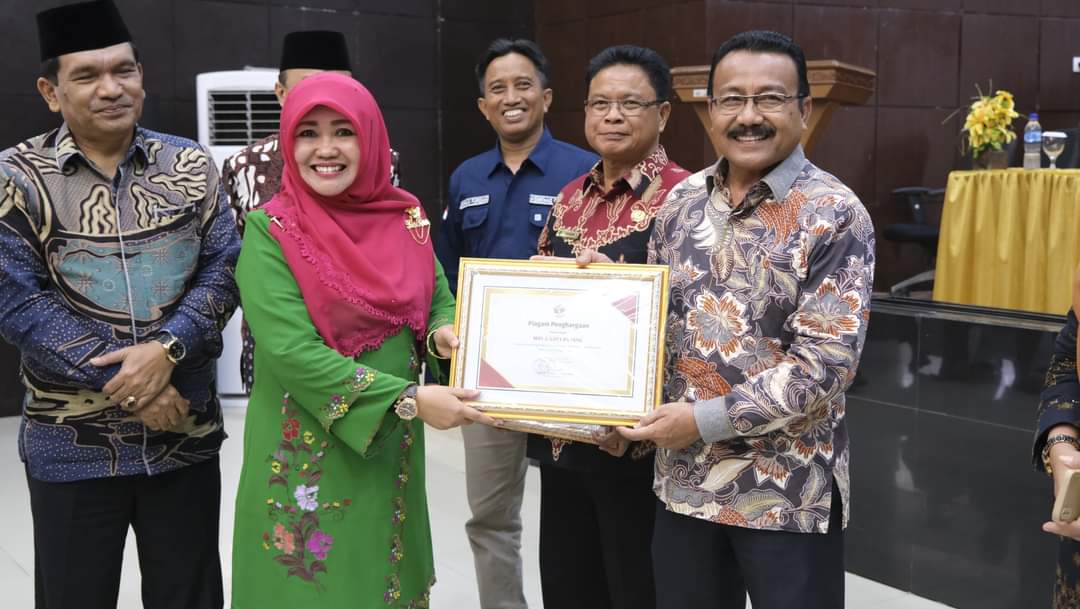 MAN 2 Padang Terima Penghargaan dari UIN Imam Bonjol Padang