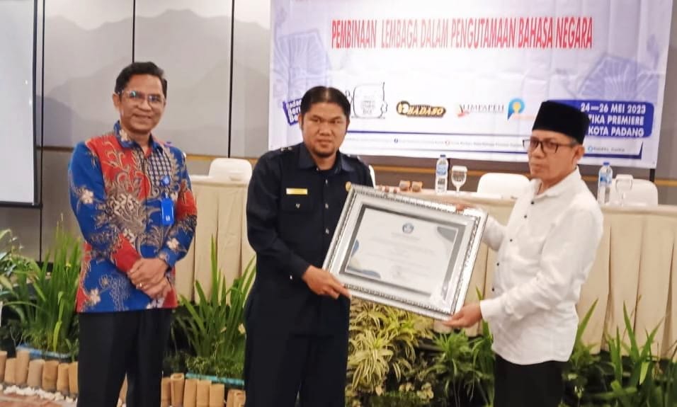 MAN 2 Padang Raih Penghargaan Terbaik 1 Pengutamaan Bahasa Negara di Ruang Publik - MAN 2 KOTA ...