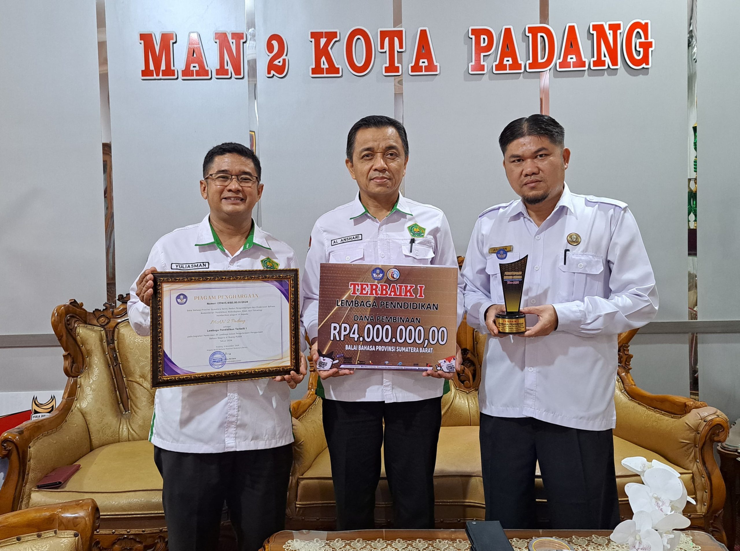 MAN 2 Padang Kembali Raih Terbaik 1 Pengutamaan Bahasa Negara dari Kemendikbudristek RI - MAN 2 ...