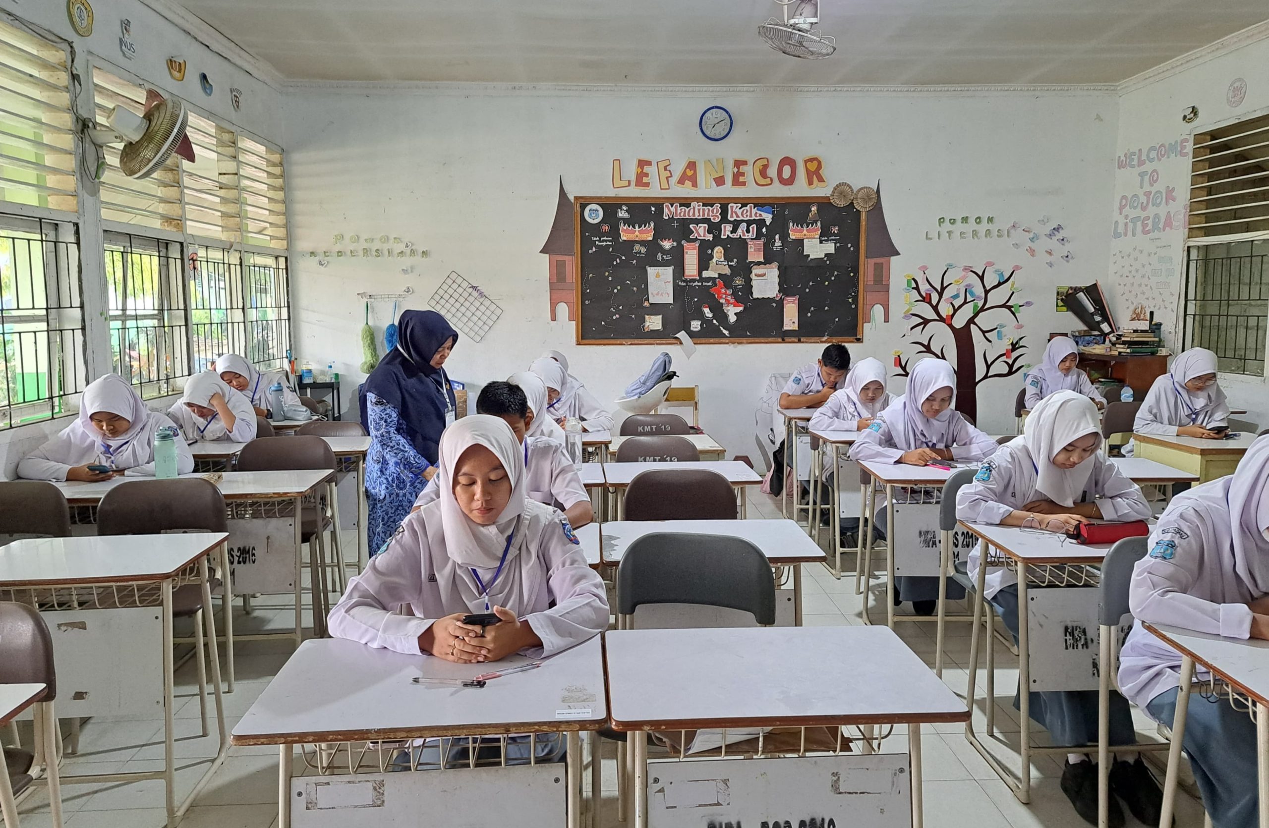 Ratusan Siswa MAN 2 Kota Padang Ikuti Ujian Madrasah 2025