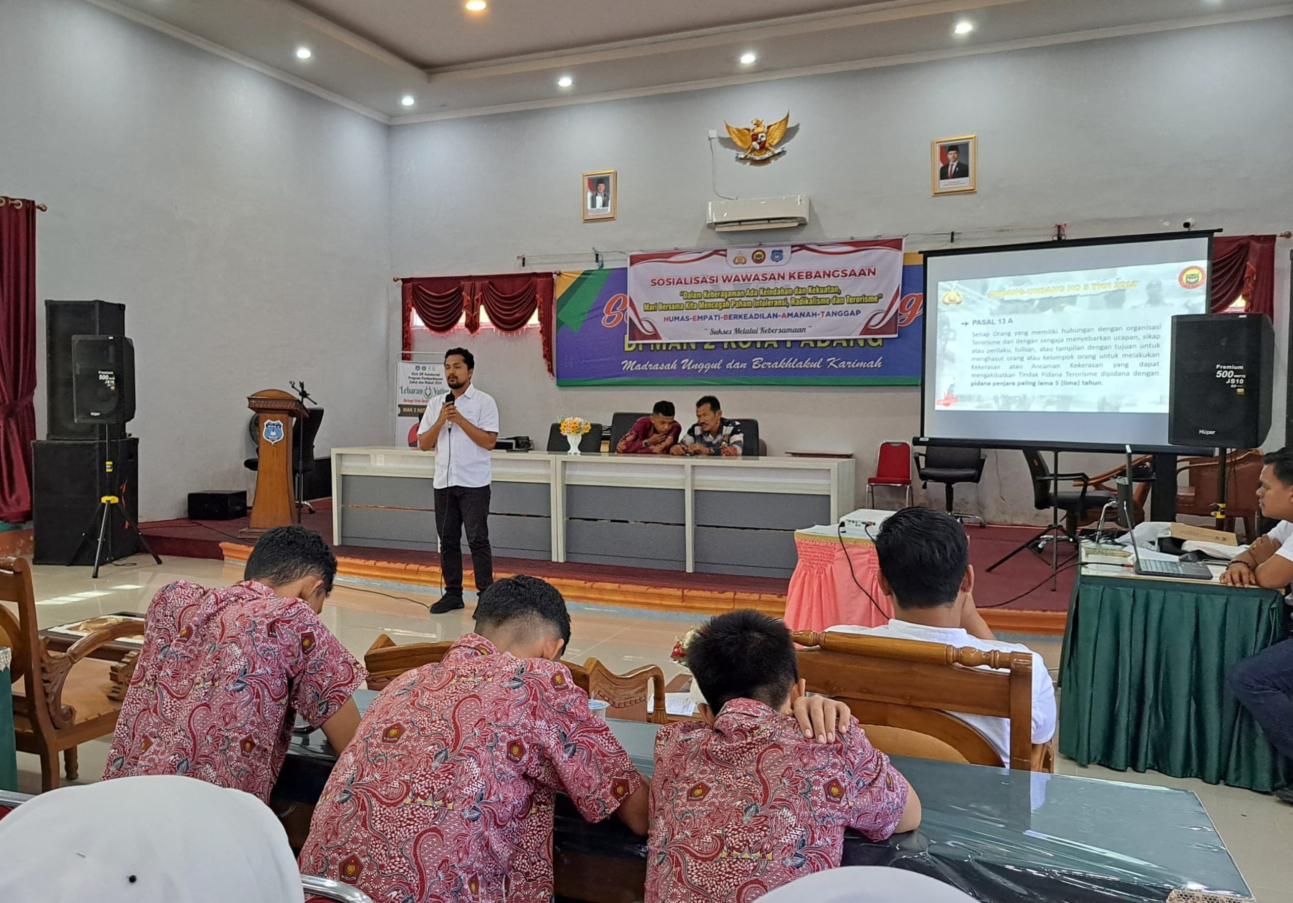 Densus 88 Sosialisasikan Pencegahan Radikalisme kepada Siswa MAN 2 Padang - MAN 2 KOTA PADANG