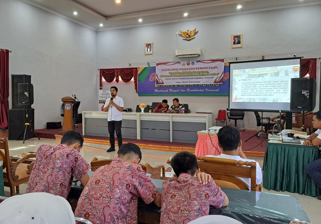 Densus 88 Sosialisasikan Pencegahan Radikalisme kepada Siswa MAN 2 Padang - MAN 2 KOTA PADANG