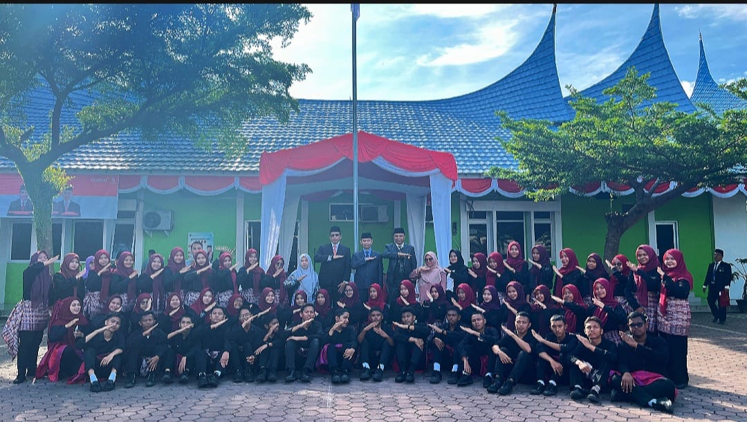 Plt Kakanwil Puji Penampilan Marching Band MAN 2 Padang di Upacara HUT ...